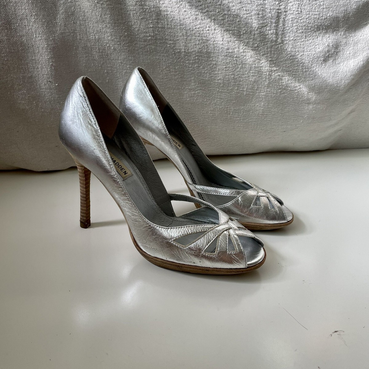 Steve Madden Silver Leather Peep-Toe Vintage Pumps Wooden Heels sz