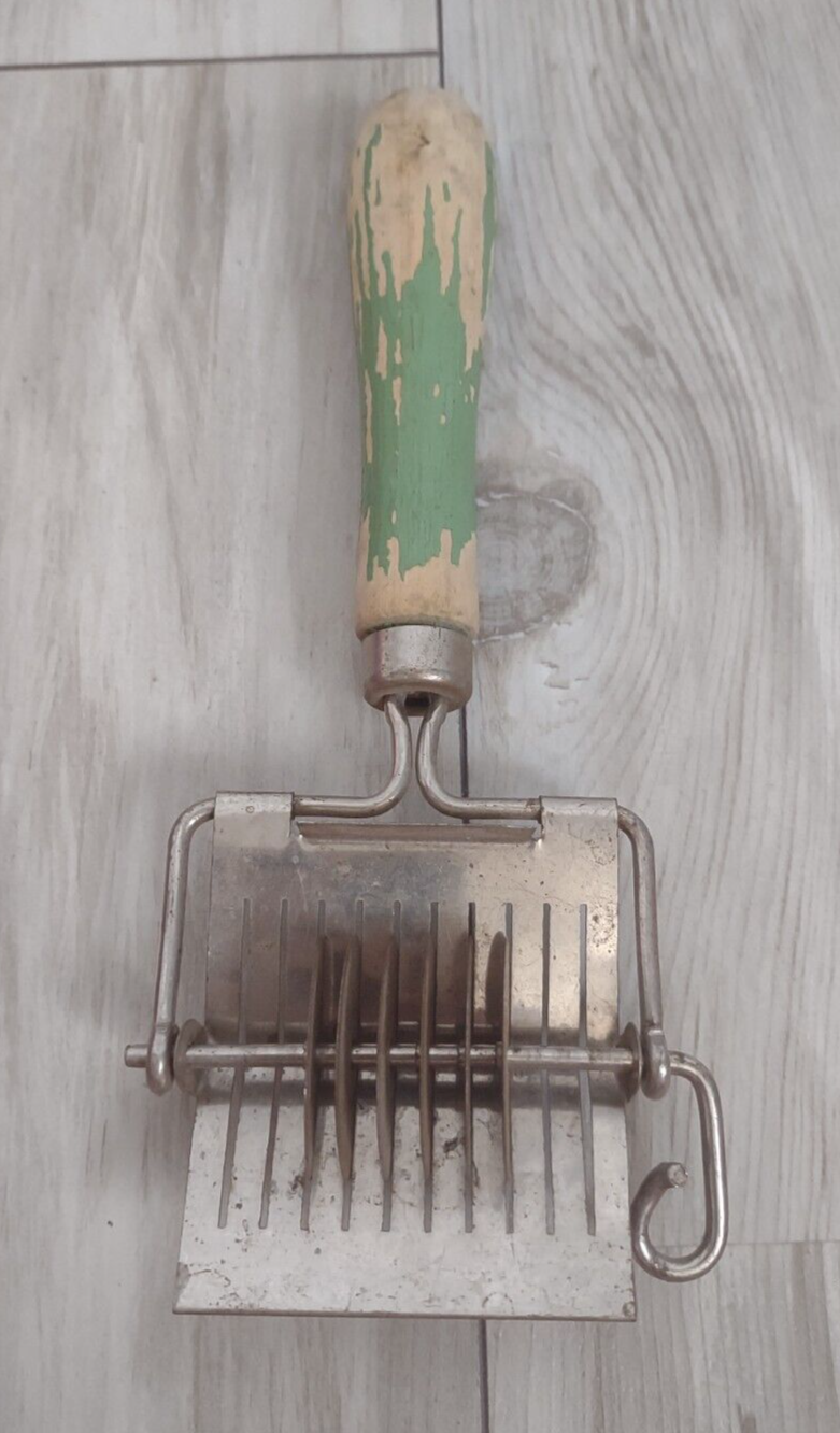 Vintage Farmhouse Kitchen Noodle Pasta Pastry Cutter Green Wood Handle ...