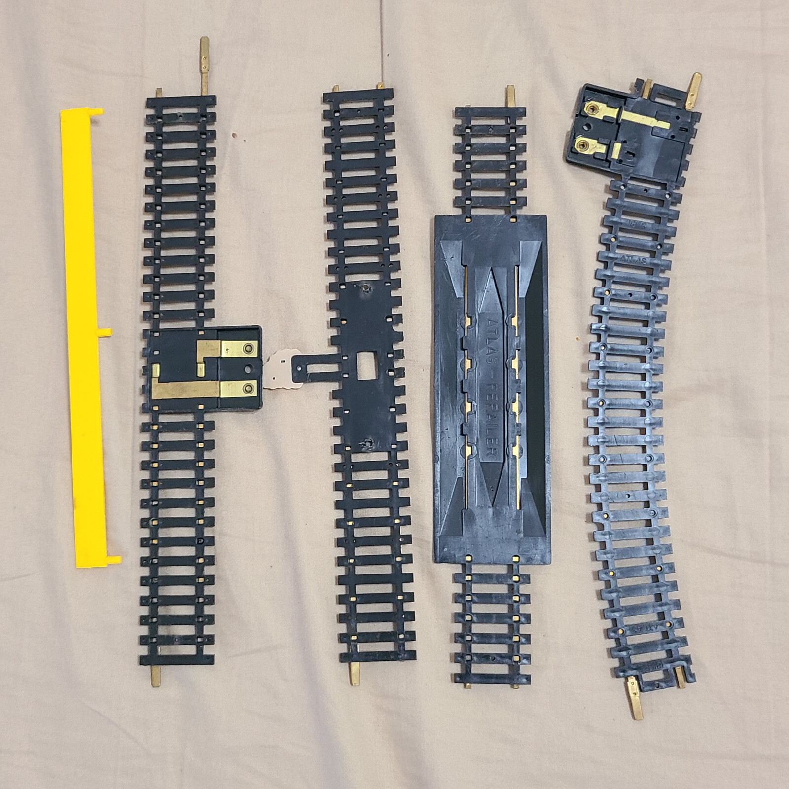 Vintage Atlas Rerailer Lot of 15 Ho Scale 18" Radius Snap Track | eBay