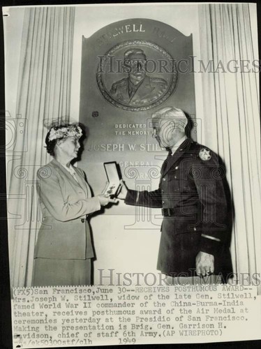 1949 Press Photo Mrs. Joseph Stilwell receives posthumous award in San ...