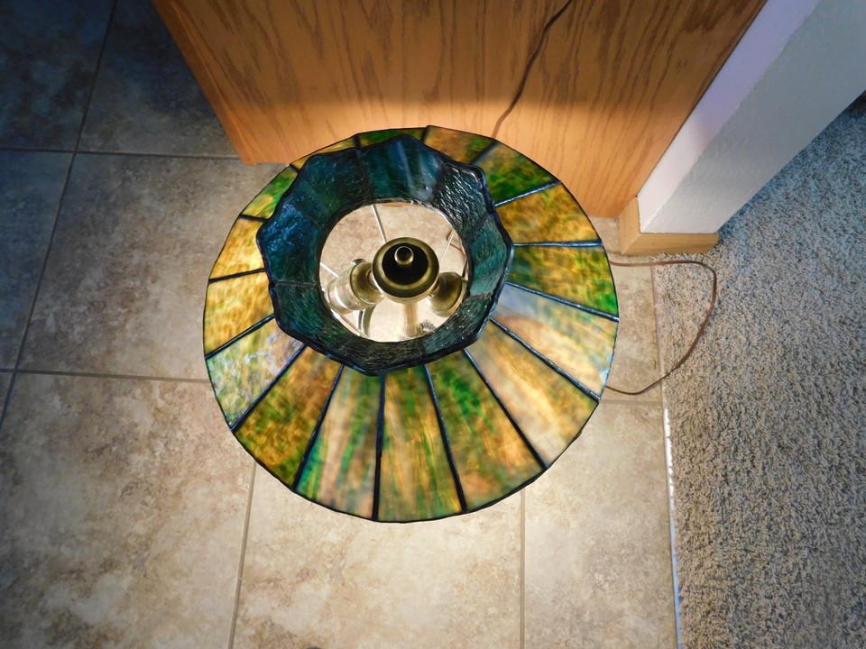 25-1041 Vintage 22" Brass Cherub Lamp w/ Tiffany Style Stained Glass ...