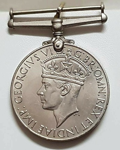 MEDAILLE GEORGIVS VI GBR OMN REX ET INDIAE IMP 1939 -1945 signé PM ECRP ...