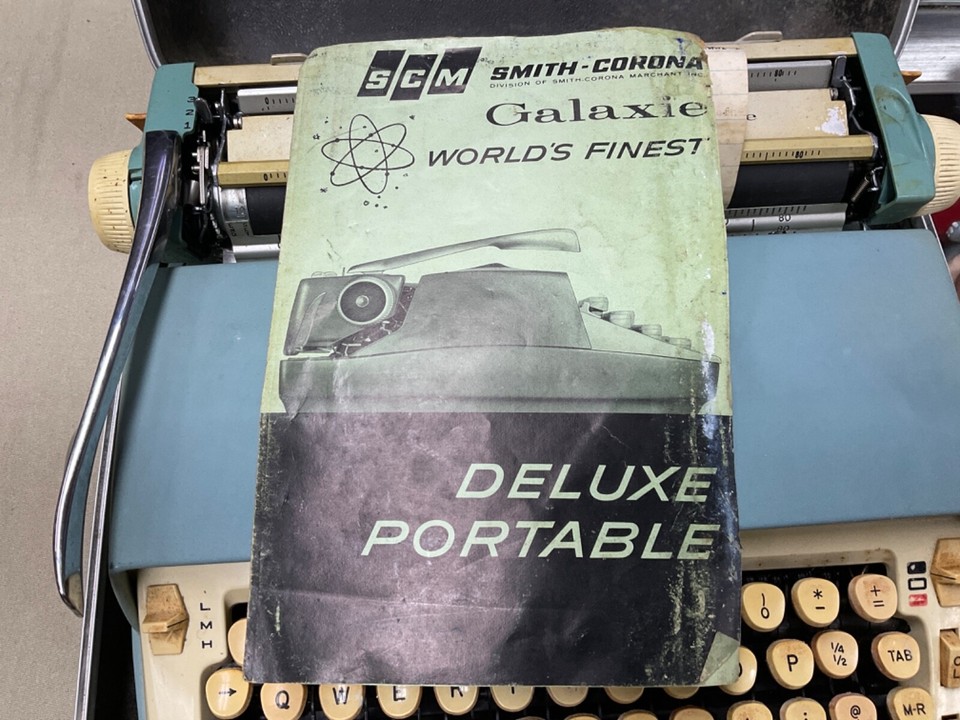 Smith Corona SCM Galaxie Deluxe Manual Typewriter w/ Case | eBay