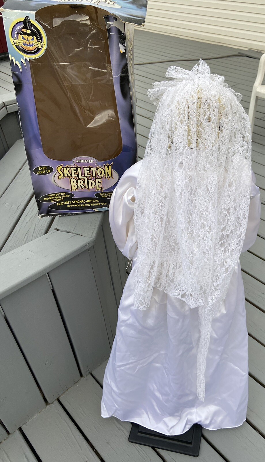 Vintage GEMMY 1998 Animated Talking Singing 3.5 Foot Skeleton Bride W ...