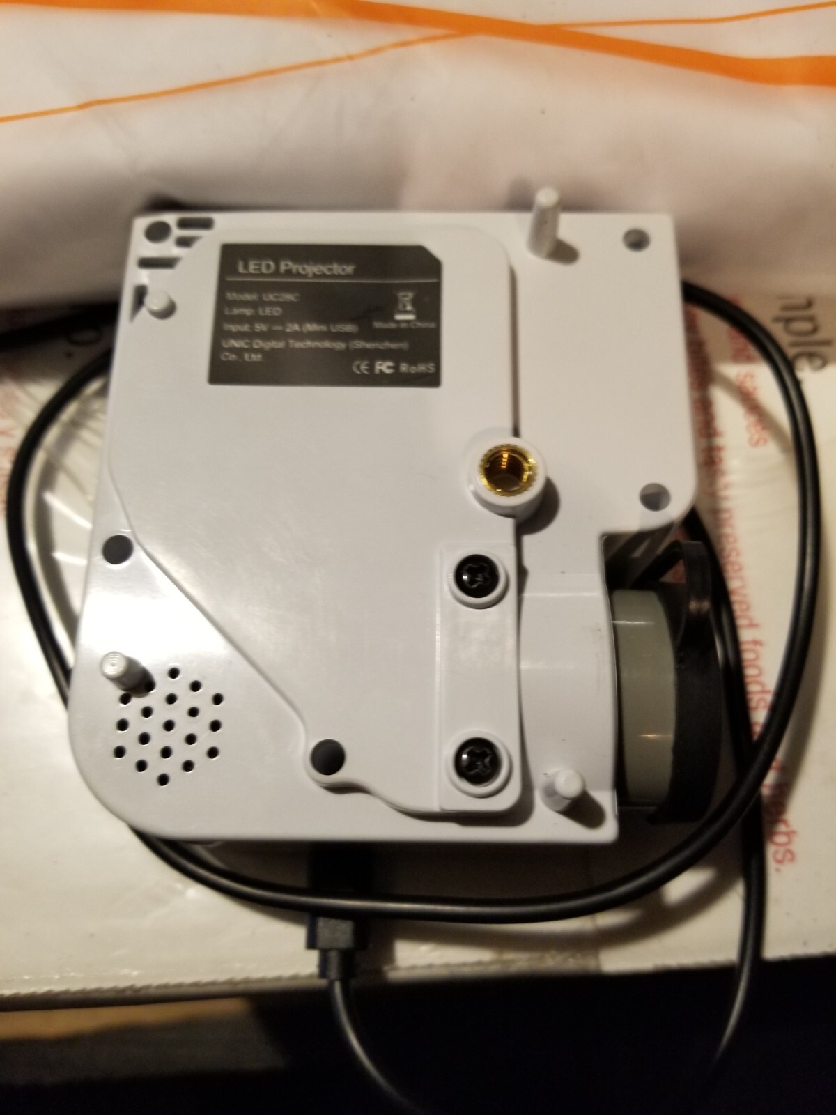 RoHS Mini Portable LED Projector UC28C With Simple Projection Screen ...