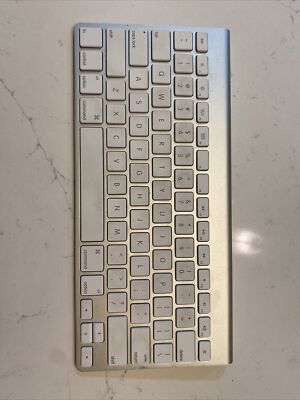 Apple A1314 Wireless Keyboard MC184LL/A White Keys Aluminum Metal Base ...