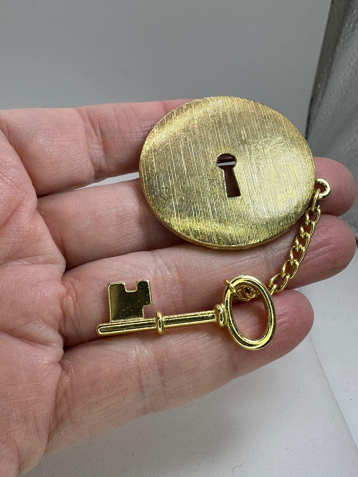 Key & Keyhole Textured M JENT Vintage Gold Brooch Pin M-5317 | eBay
