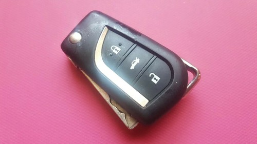 GENUINE TOYOTA AYGO AURIS RAV4 ETC 3 BUTTON REMOTE CONTROL KEY FOB ...