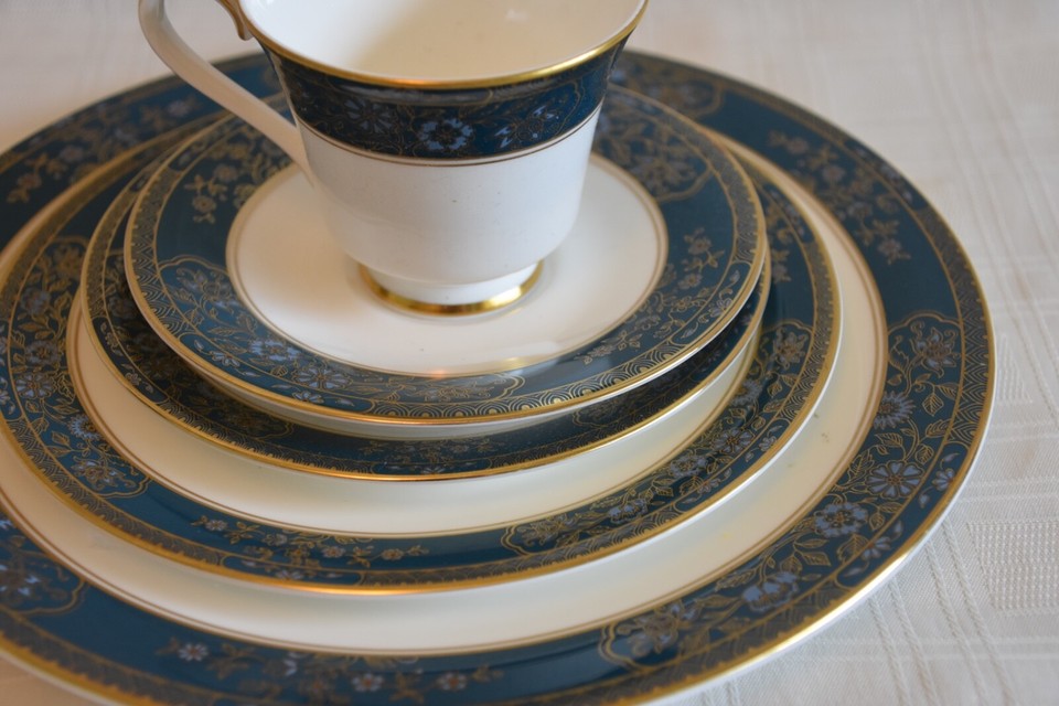 Royal Doulton CARLYLE 5-Piece Bone China Set: Dinner, Salad, Bread, Cup ...
