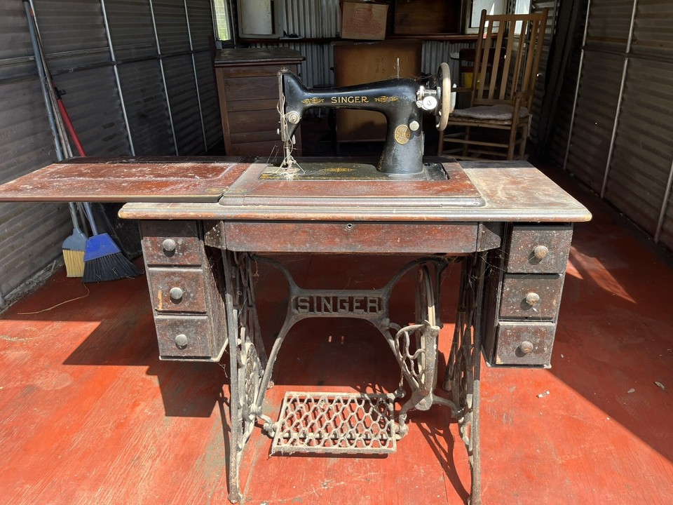 Vintage SINGER Sewing Machine Table & Sewing Machine | eBay