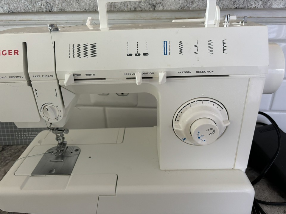 Singer Sewing Machine 5825C , W/ Manual, Foot Pedal, Cover, Extras ...
