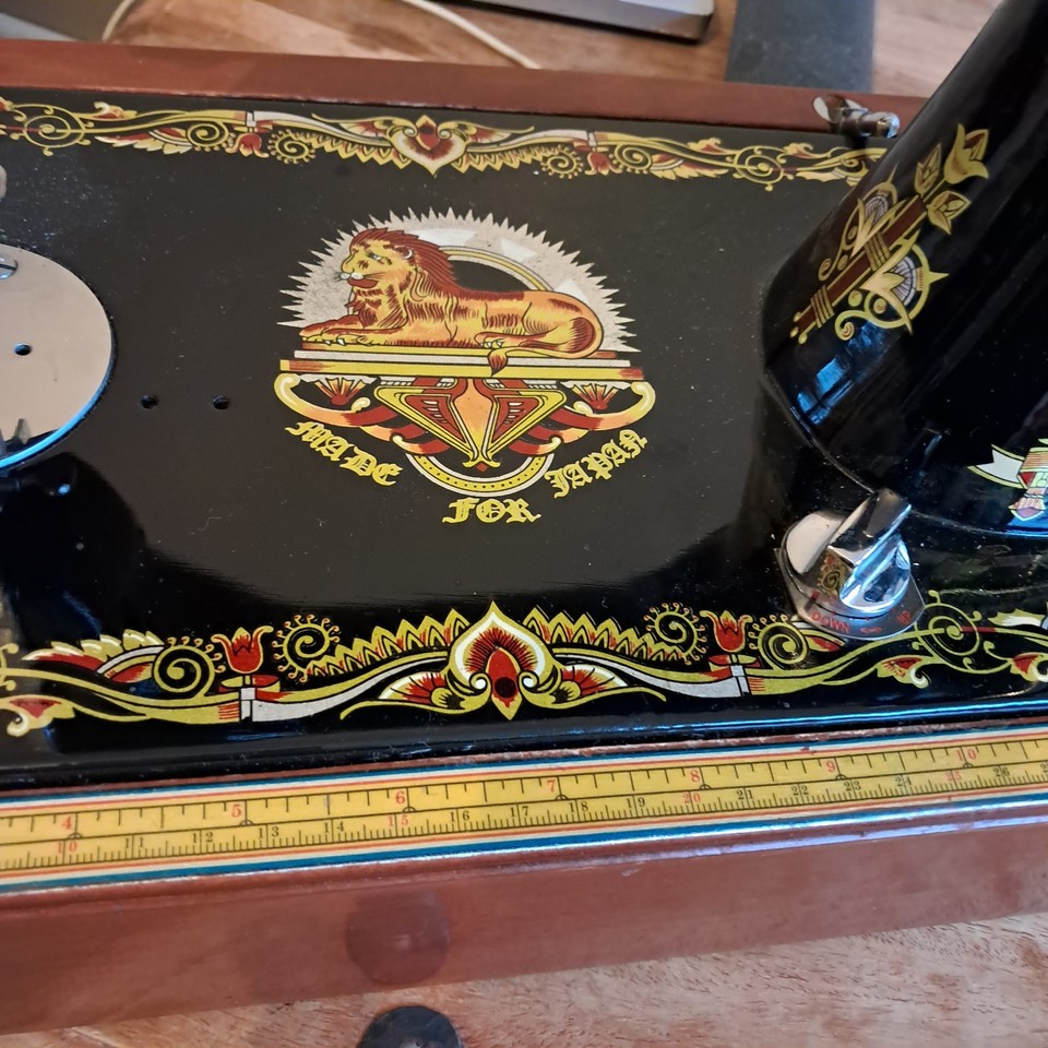 Vintage Beautiful SINGER SEWING Machine Special Edition. Gifted To ...