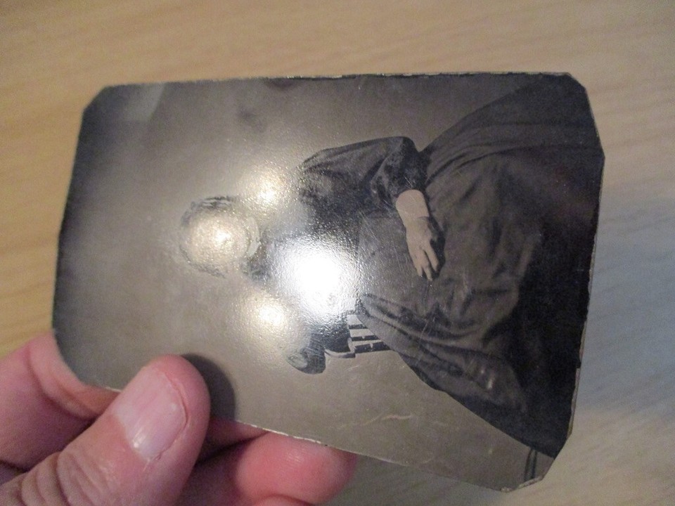 ANTIQUE 1800's 'TIN TYPE Photo'~BEAUTIFUL GIRL w/Tinted CHEEKS~Distant ...