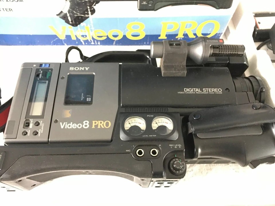 SONY CCD-V200E MEGA PAKET 2x Video8 Professional Kamera + OVP, BDA ...