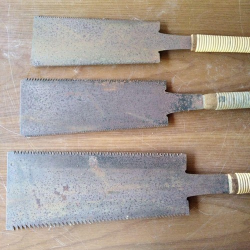 Ancien outil de menuiserie scie à main double tranchant fabriqué par un ...