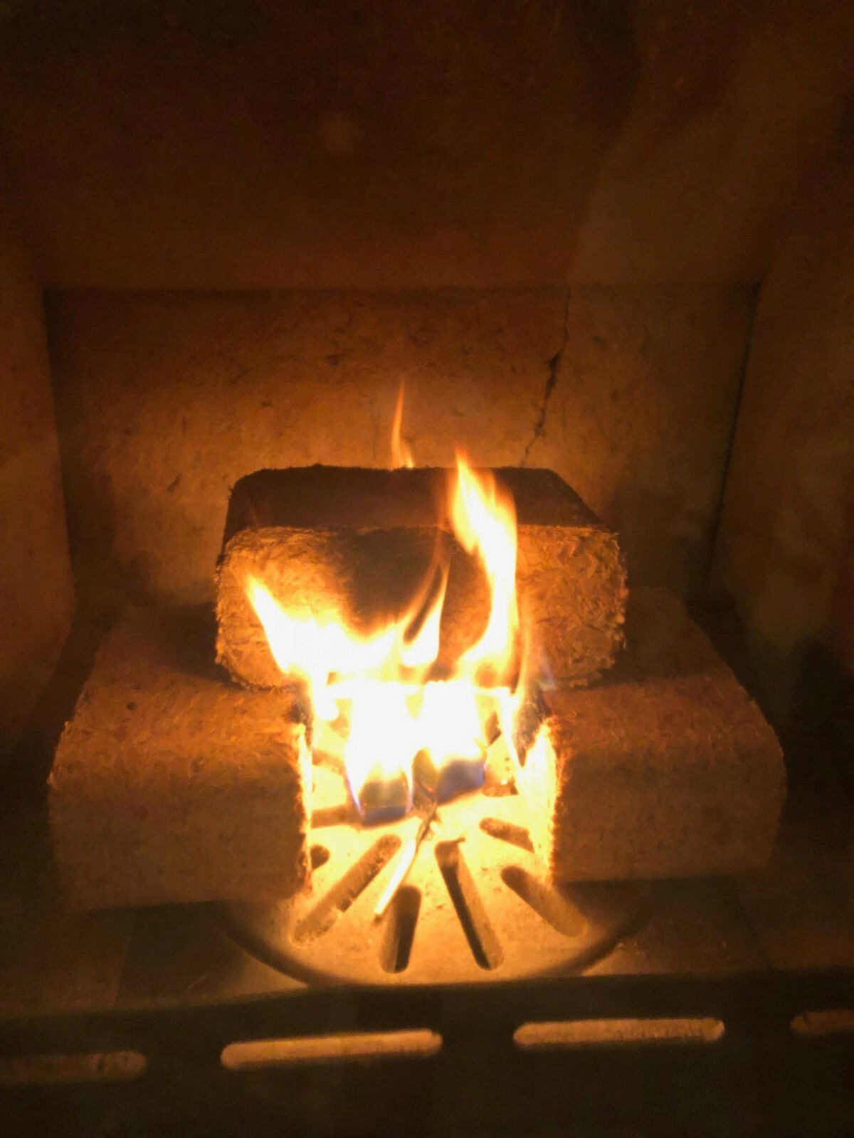 HOTBLOCKS WOOD BRIQUETTES FULL PALLET ECO-FRIENDLY FUEL STOVES FIRES ...