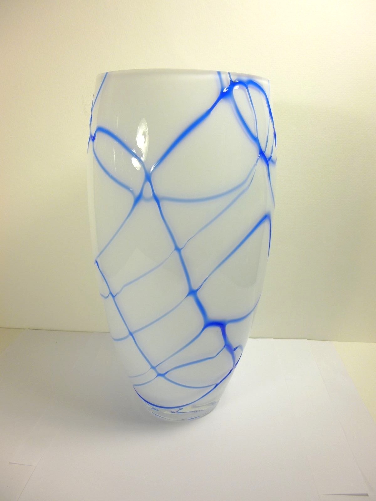 VINTAGE HANDBLOWN VASE BLUE SPIDER WEB INCASED WHITE DECOR ART GLASS 12 ...