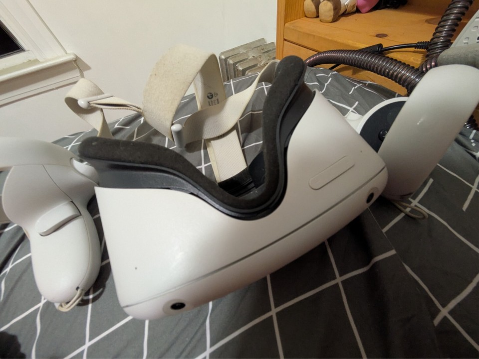 (Used) Oculus Quest 2 with Controllers | eBay