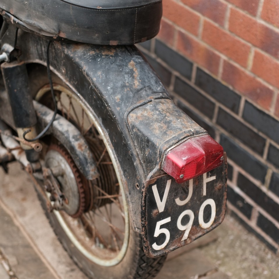 BSA C15 1959 250cc for restoration, very original, old style V5 present ...
