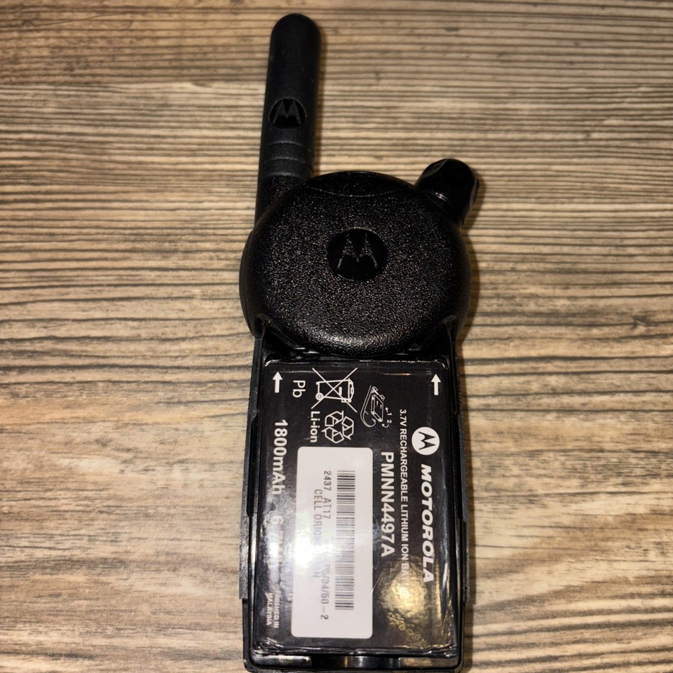 Motorola GS1810 Target Two-Way Radio UHF Walkie Talkie and Holder | eBay