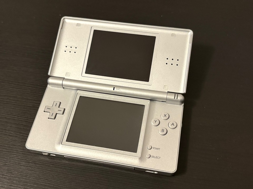 Nintendo DS Lite Silver with 9 Games, Charger, Carrying Case, and ...