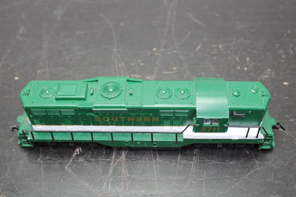 LIONEL SOUTHERN DIESEL ENGINE RD# 5711 8in W/ Green Truck | eBay