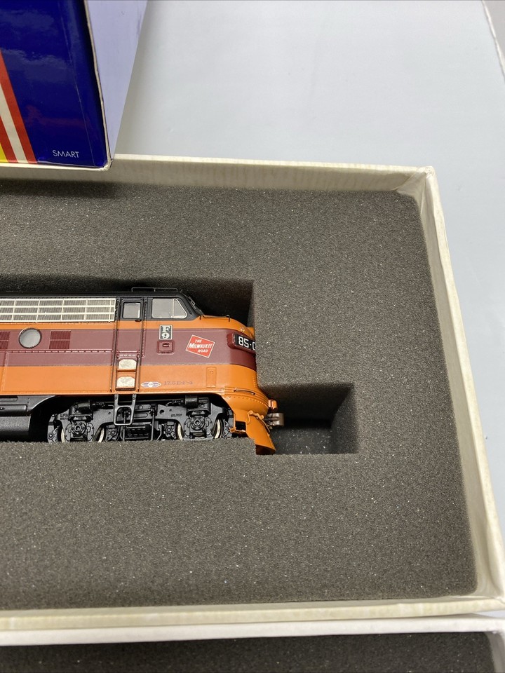GENESIS HO MILWAUKEE ROAD LOCOMOTIVE SET F9A& F9B 85C & 85D G32000&01 ...