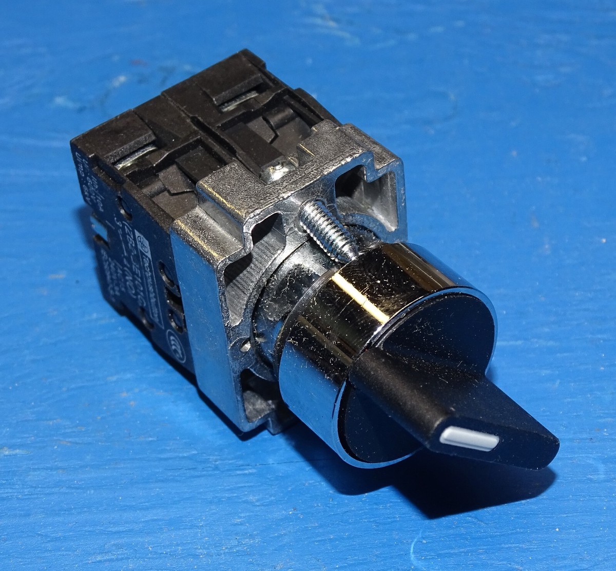 Industrial Selector Switches Amazon.com: Schneider Electric XB5AD21