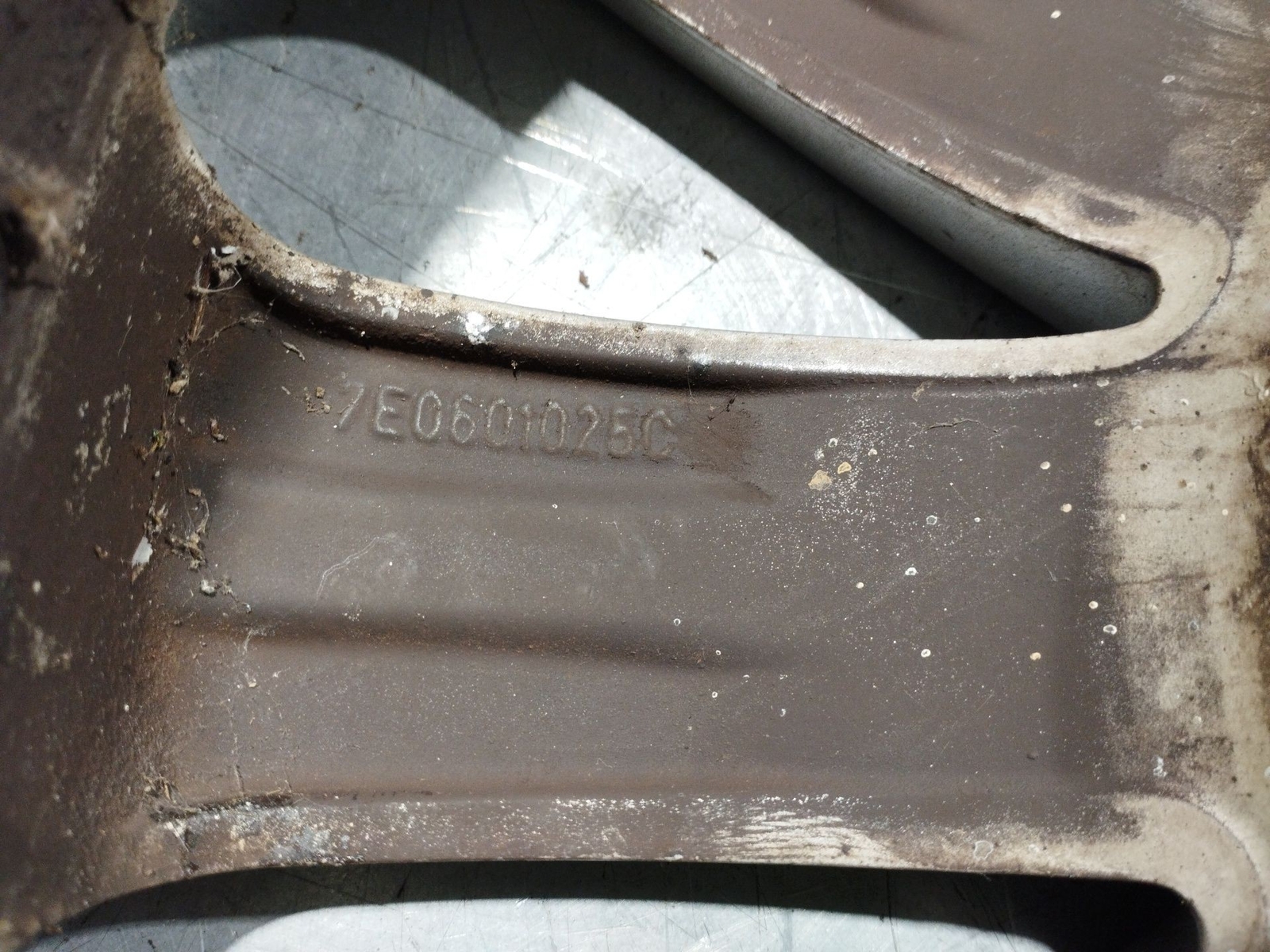 7E0601025C REIFEN / 2837210 FÜR VOLKSWAGEN MULTIVAN T5 7HM, 7HN, 7HF ...