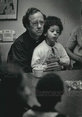 1975 Press Photo Father James Groppi holds Debbie Tyler in meeting in ...