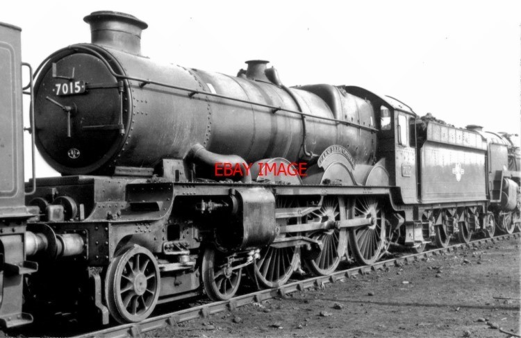 PHOTO GWR CASTLE CLASS LOCO NO 7015 CARN BREA CASTLE. SOUTHALL SHED ...
