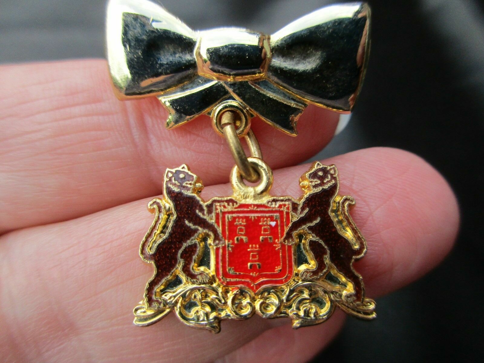 VINTAGE GOLD TONE RAMPANT LION HERALDIC BOW DROP BROO… - Gem