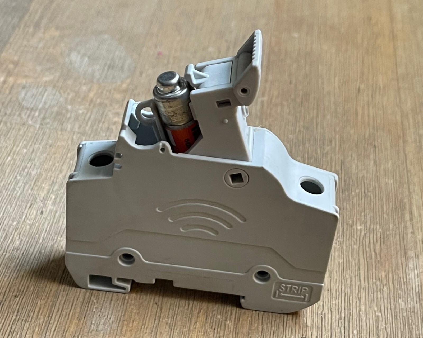 EDISON EHCC FUSEHOLDER 1 POLE 30A 600V WITH AMP-TRAP 2000 ATDR5 FUSE 5A ...