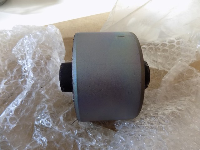 Genuine Range Rover Vogue & Sport Front Suspension Arm Bush LR084108 ...