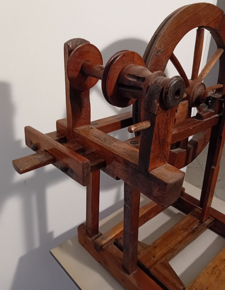 Antique Horizontal Spinning Wheel In Wood 1800 19th Century Museum ...