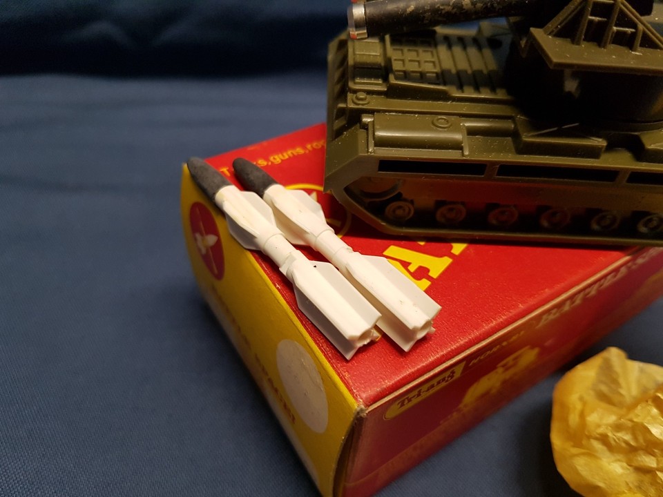 TRIANG HORNBY R673 BATTLE SPACE OPERATING ASSAULT TANK , COMMANDOS MINT ...