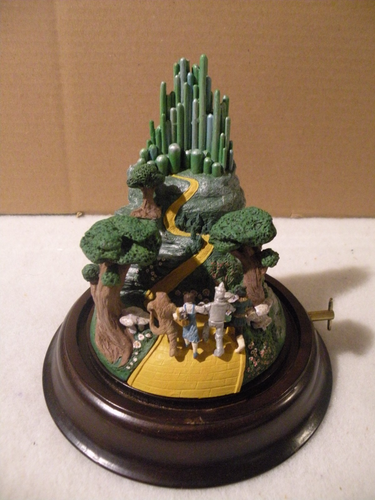 WIZARD OF OZ ''WE'RE OFF TO SEE THE WIZARD'' MUSIC BOX WITH GLASS DOME ...