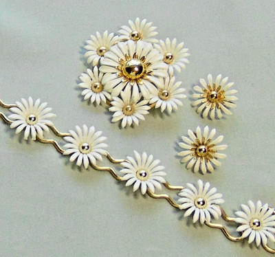 Vintage 60's SOFT White Plastic Daisy Flower Bracelet Pin Earring Set ...