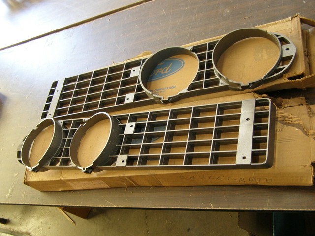 NOS 1971 Ford Torino 500 GT Ranchero RH Grille Insert Dark Argent for ...