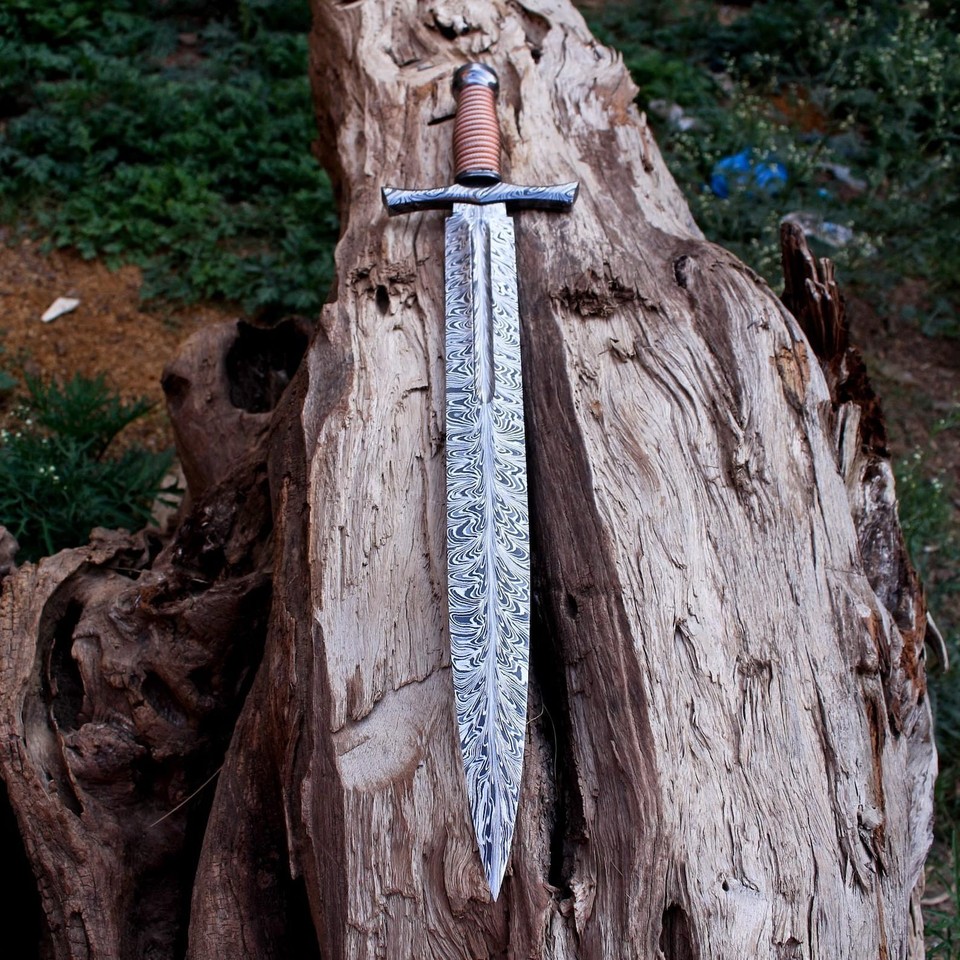Hand-Forged Damascus Steel Medieval Short Sword - Feather Pattern Blade ...