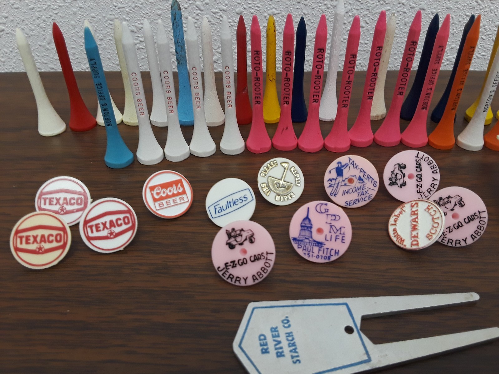 VINTAGE GOLF TEES AND BALL MARKERS LOT WILSON, COORS BEER, TEXACO | eBay