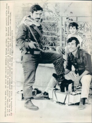 1973 Press Photo Syrian Soldier Armed With AK47 Gun Gets Shoes Shined ...