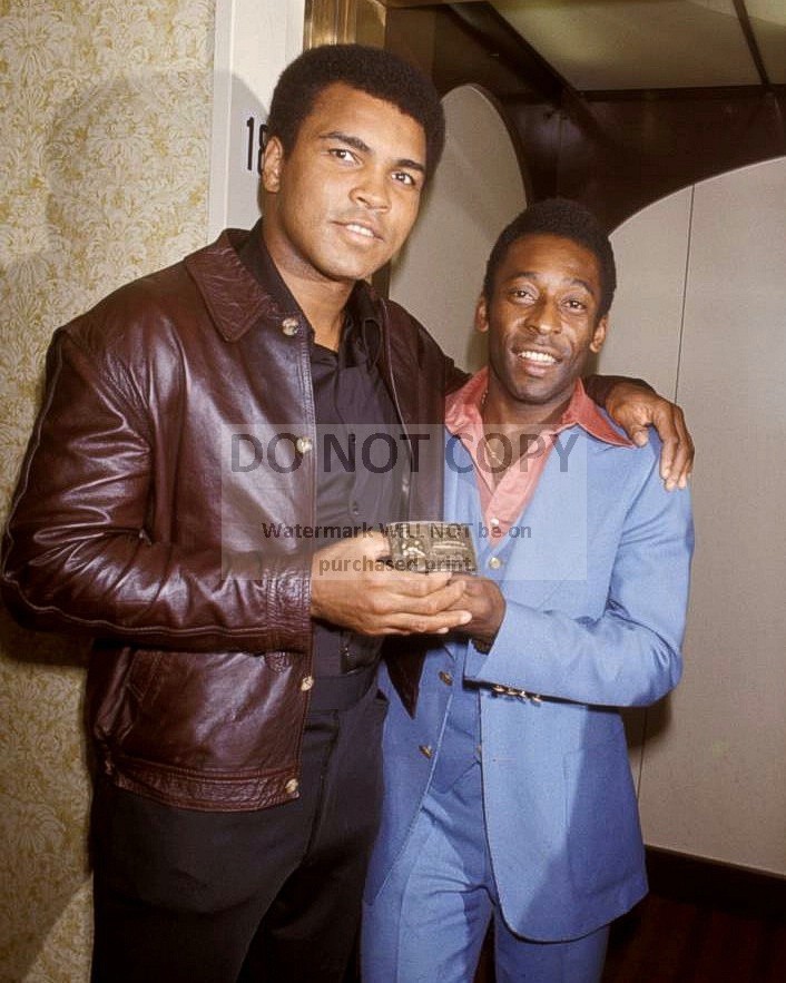 PELE WITH MUHAMMAD ALI IN 1977 - 8X10 PHOTO (OP-181) | eBay
