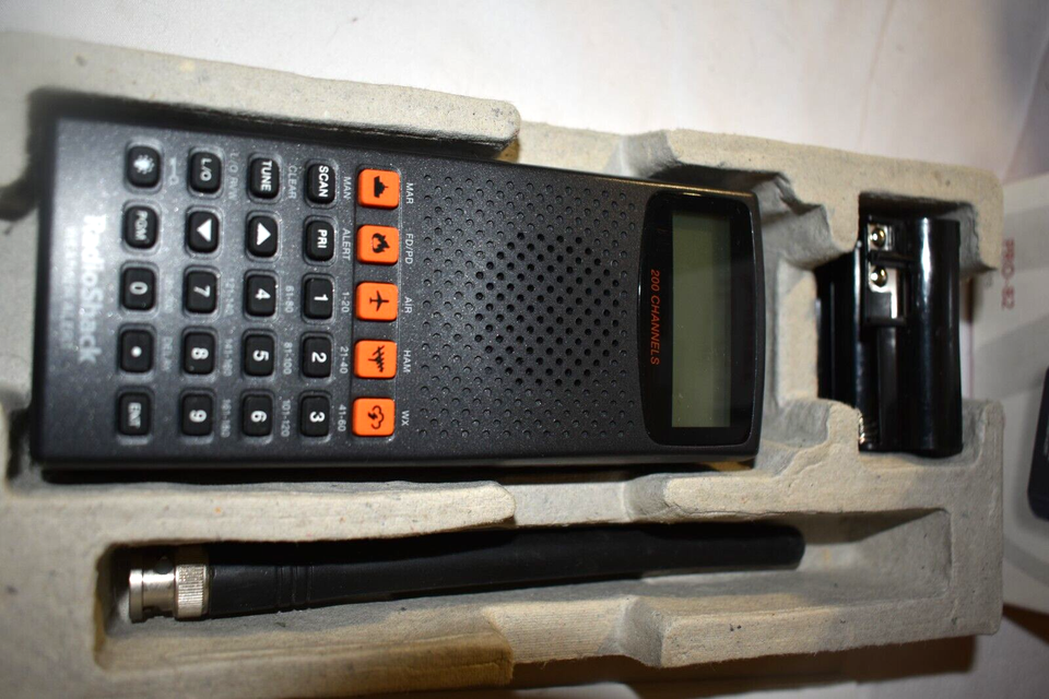 Radio Shack PRO 82 Handheld VHF/UHF/Air Scanner Weather Alert w ...