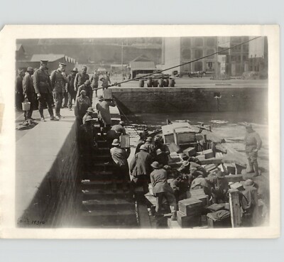 STEVEDORE OPERATION Unloading Supplies from FRANCE River WWI 1918 Press ...