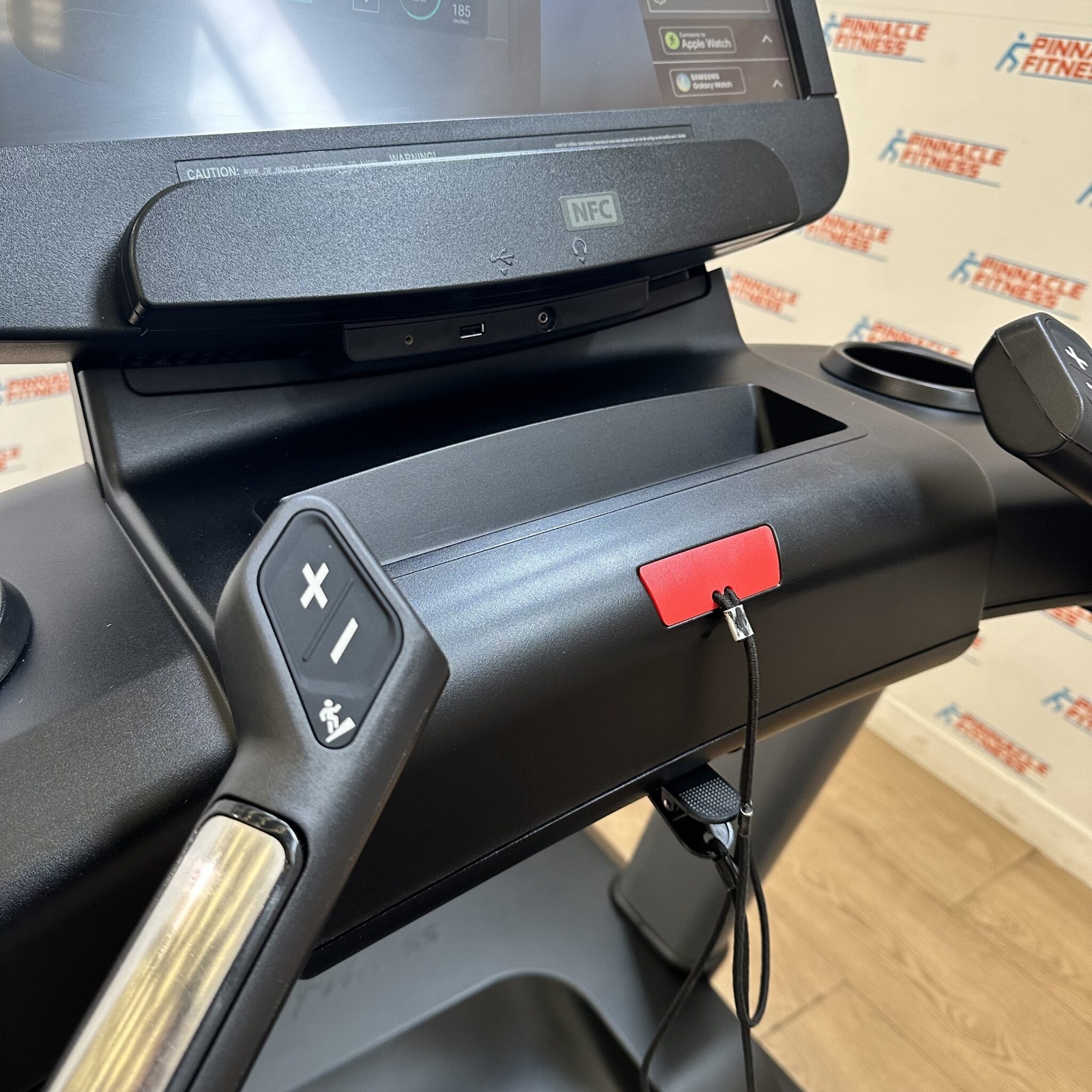 Life Fitness Integrity Series Deluxe Treadmill with Discover SE3HD ...