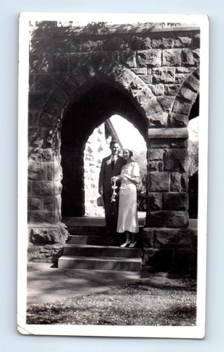 Old Vintage Photo MAN WOMAN COUPLE IN ARCHWAY BRIDE GROOM WEDDING ...