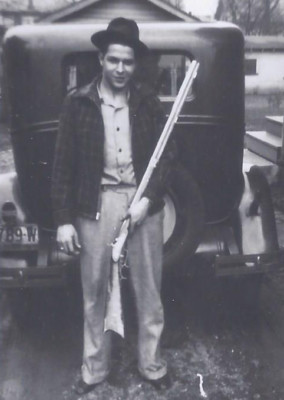 1930s SNAPSHOT PHOTO MAN HOLDING HAND MADE? KENTUCKY? MUZZLE LOADER ...