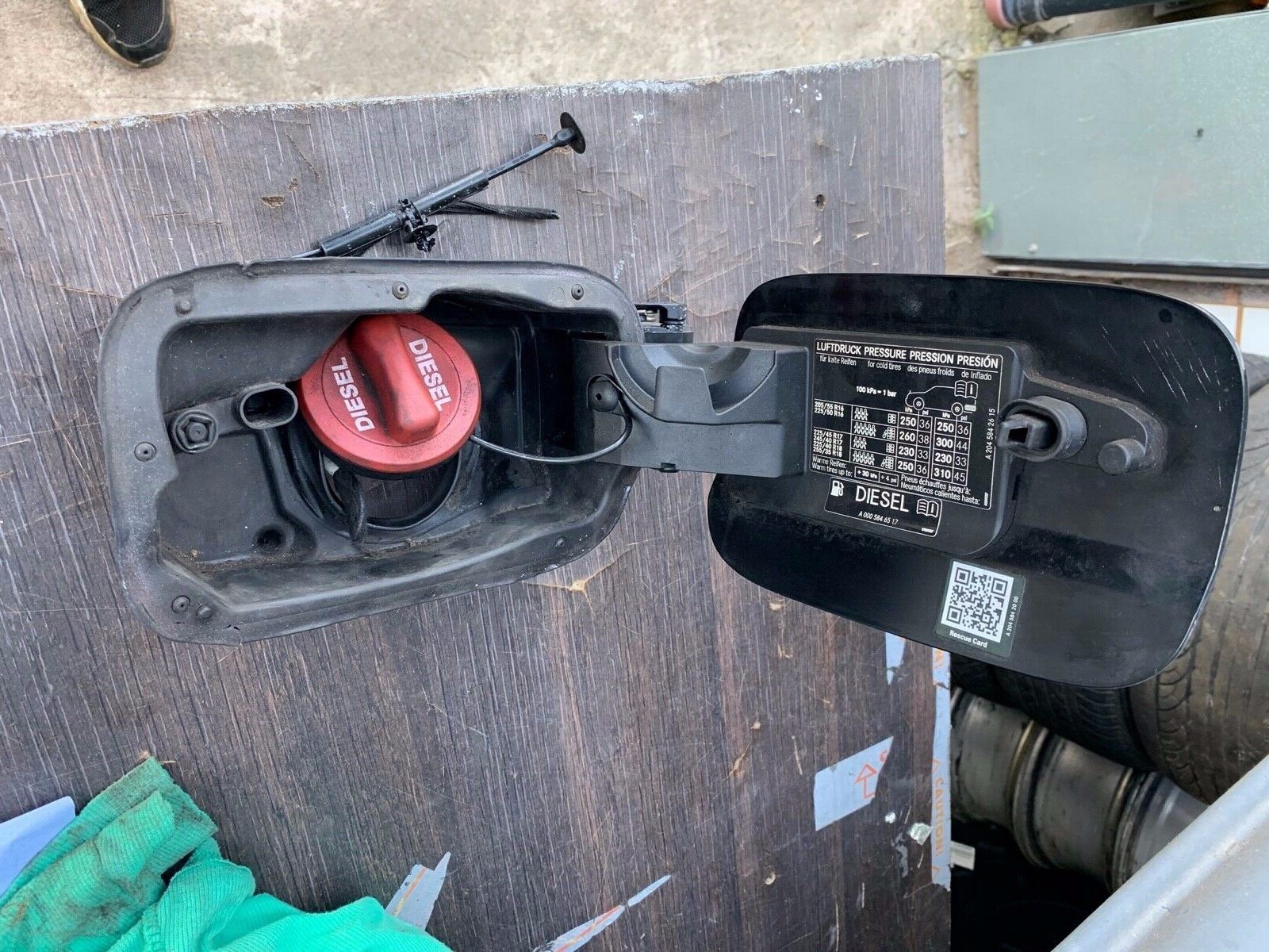 2010 Mercedes Benz C Class W204 SALOON Fuel Flap Cap Cover Black040 ...