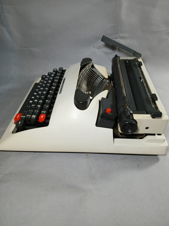 Olivetti Lettera 12 Portable Typewriter with Case Iconic Italian Design ...